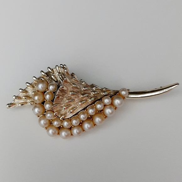 Coro | Jewelry | Vintage Coro Brooch Pin Conch Shell Pearls Gold | Poshmark